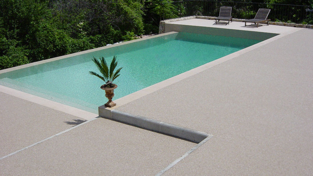 Revêtement drainant plage de piscine en résine | Résineo