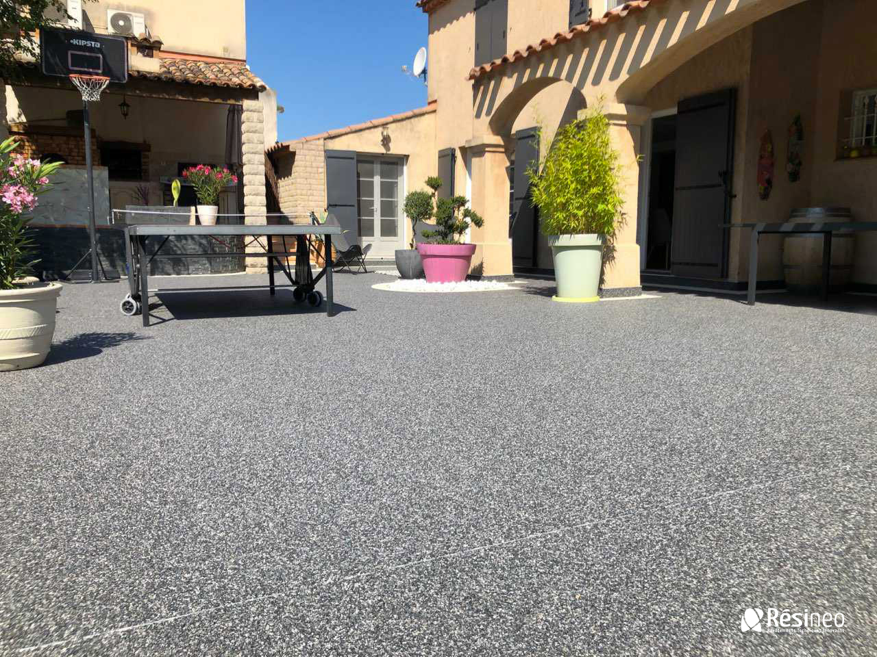 Revêtement drainant plage de piscine en résine | Résineo