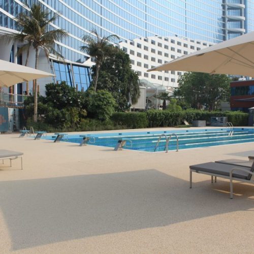 Revêtement drainant plage de piscine en résine | Résineo